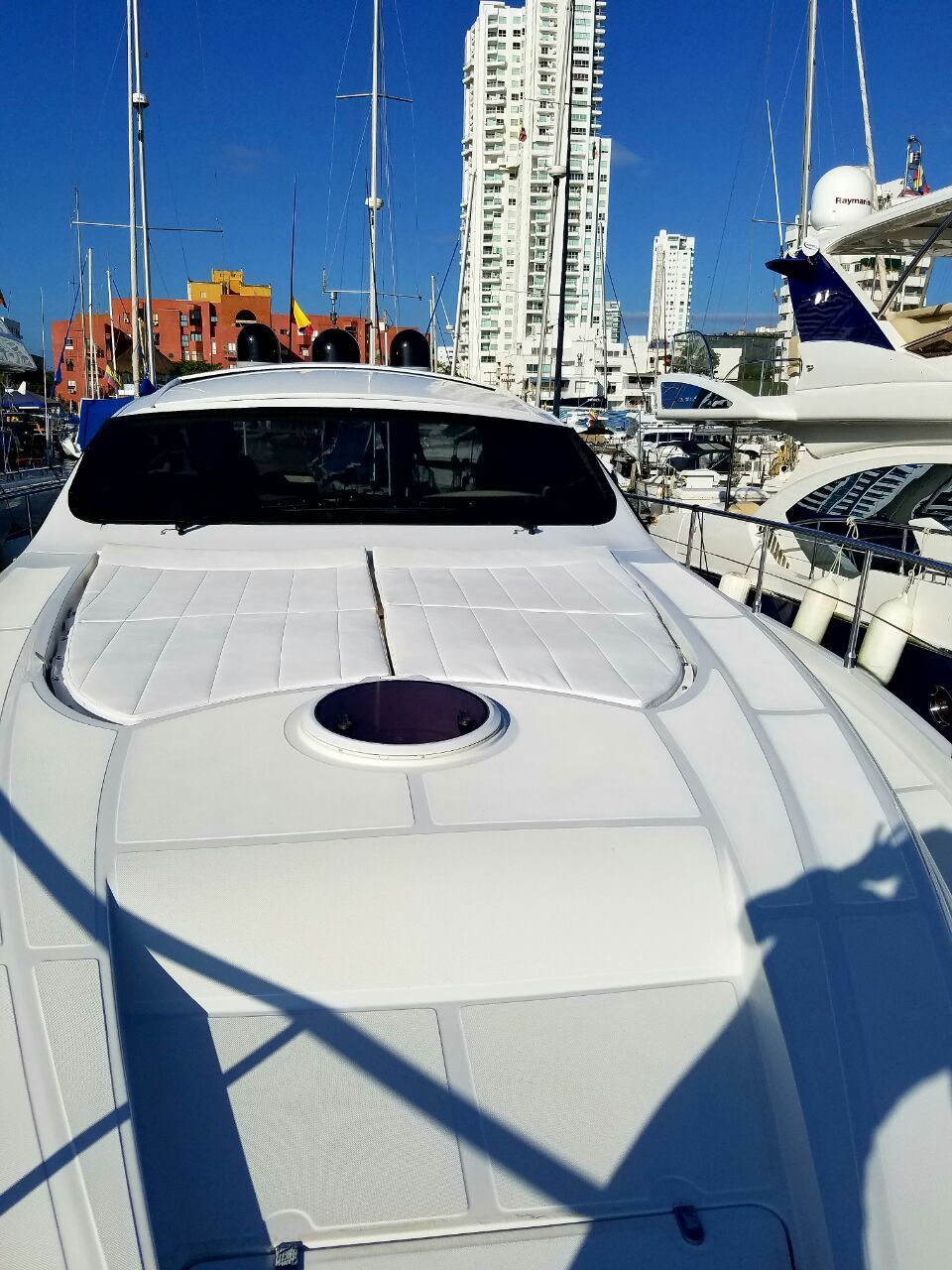 Yate Pershing para 16 personas – Front Deck II